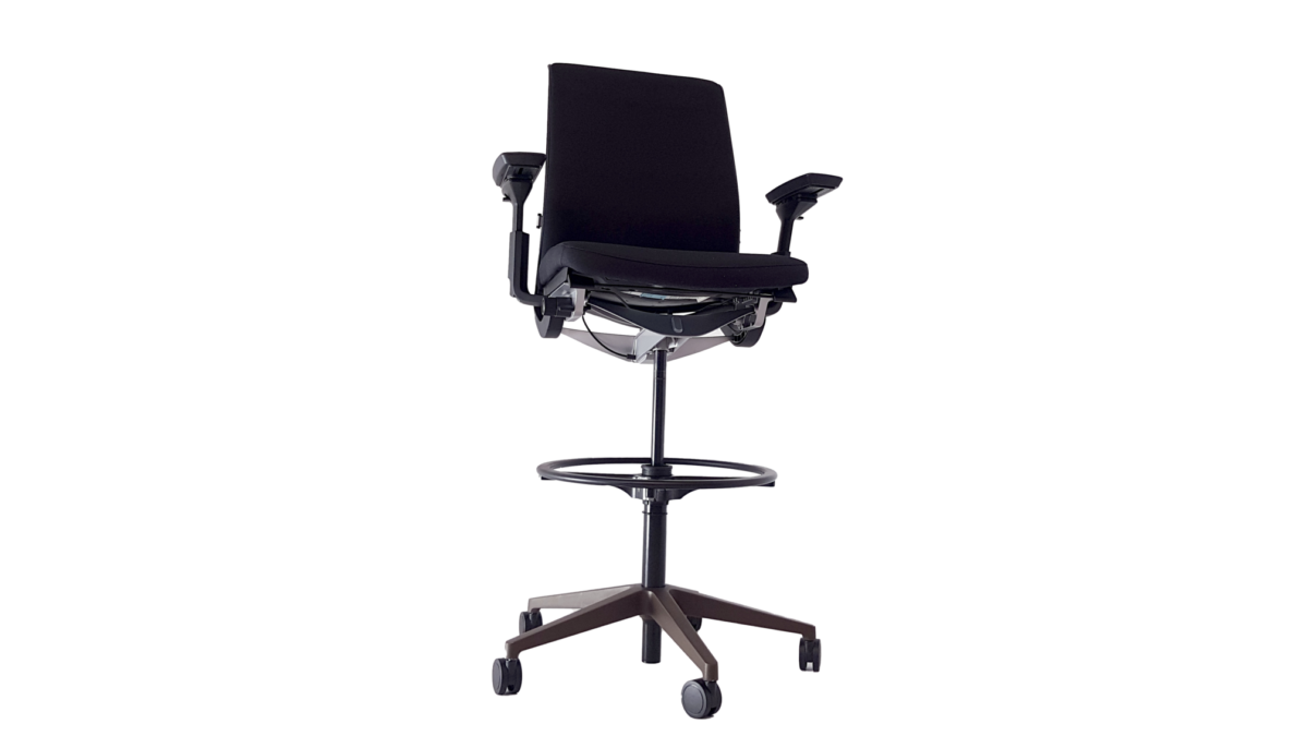 Ikonisch | Cadeira Alta modelo Think – Steelcase