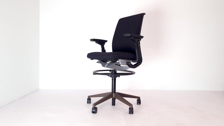 Ikonisch | Cadeira Alta modelo Think – Steelcase