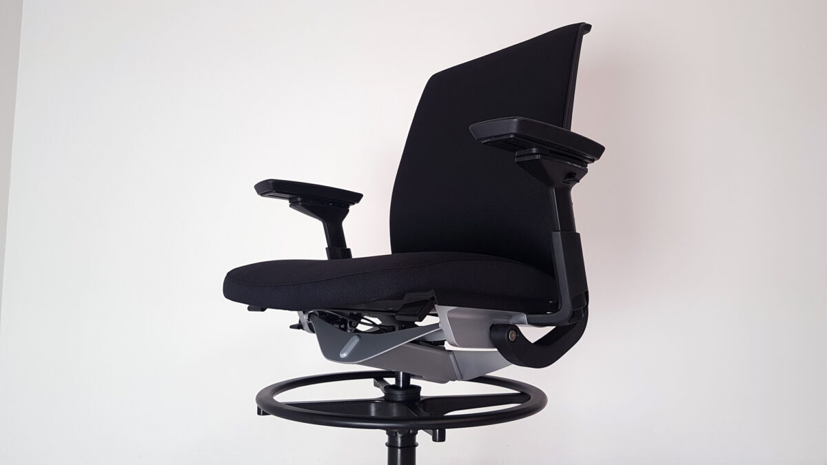 Ikonisch | Cadeira Alta modelo Think – Steelcase