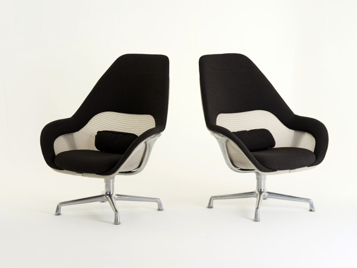 Ikonisch | Par de Cadeiras modelo SW1 – Coalesse