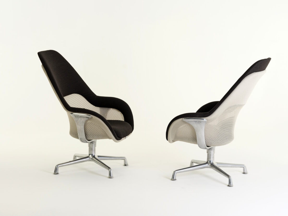 Ikonisch | Par de Cadeiras modelo SW1 – Coalesse