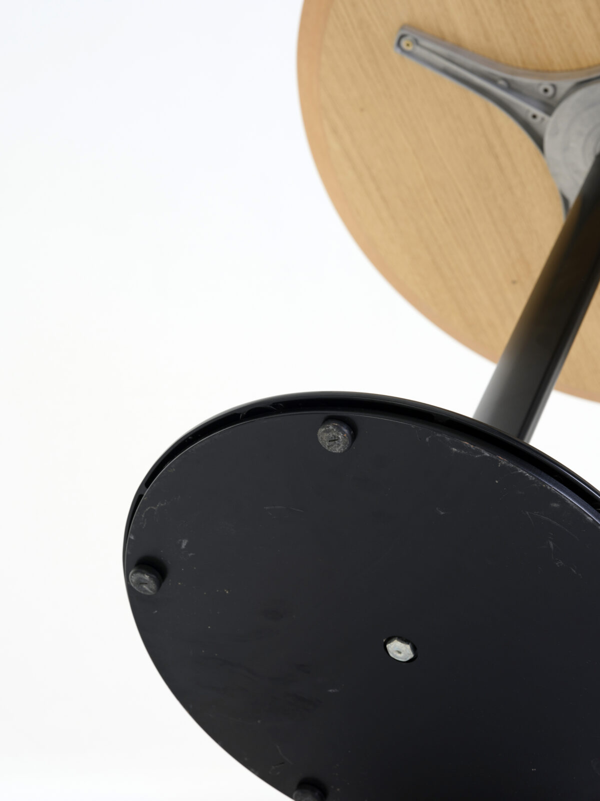 Ikonisch | Mesa Dual Table 60 – Andreu World
